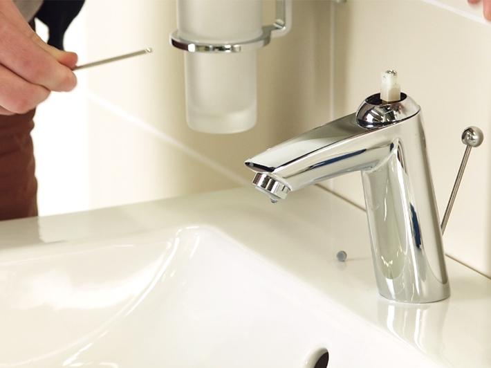 Installation guide - Change a basin mixer cartridge | GROHE 官方網站