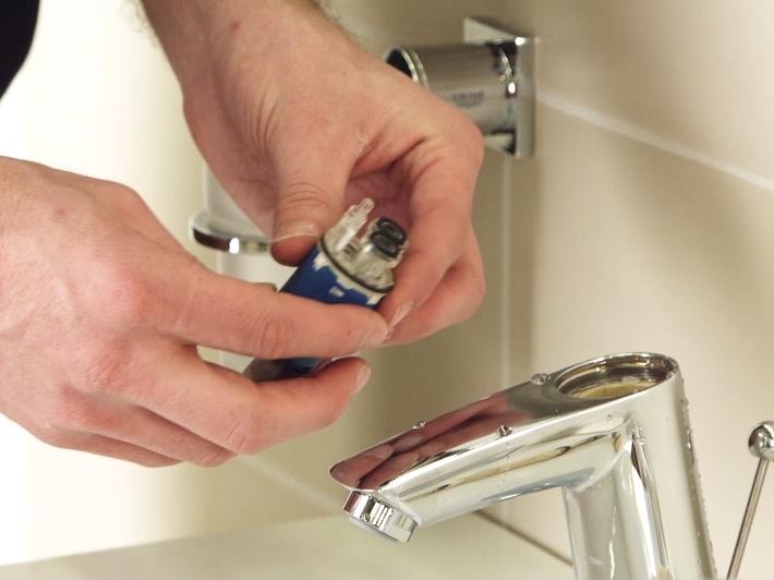 Installation guide - Change a basin mixer cartridge | GROHE