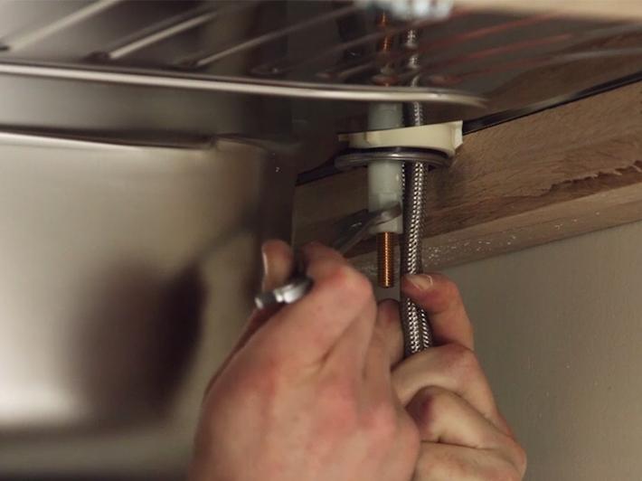 Installation guide - Install a kitchen sink mixer | GROHE